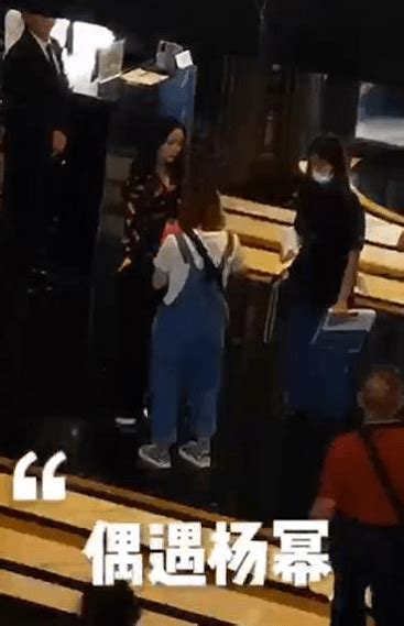 杨幂拍戏被曝耍大牌，3个助理伺候，女助理蹲地为她穿鞋表情傲慢王子网友服务