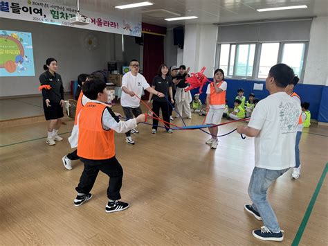 [포토] 목포서산초 학부모 협동제기 게임 통해 자녀에 협동심 가르쳐