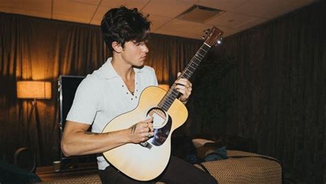 Martin Partners With Pop Superstar Shawn Mendes For 000jr 10e Custom