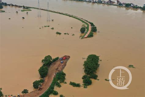 江西鄱阳圩堤决口120米洪水淹没村庄 村民划船出行 青岛新闻网