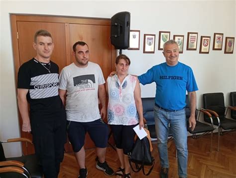 Кметът на Монтана и общинари дариха средства на хора останали без покрив при пожар