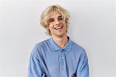 Молодой современный человек стоящий на изолированном фоне счастливое лицо улыбающееся со