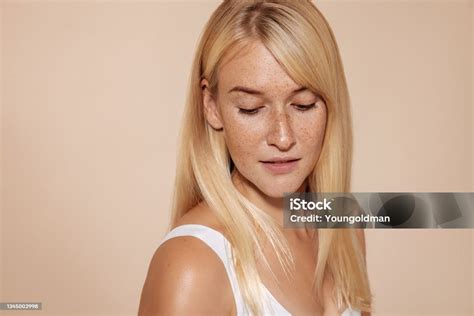 스튜디오에서 포즈를 취하는 동안 금발 머리와 주근깨를 내려다 보는 여성의 초상화 건강한 생활방식에 대한 스톡 사진 및 기타 이미지 건강한 생활방식 금발 머리 러시아