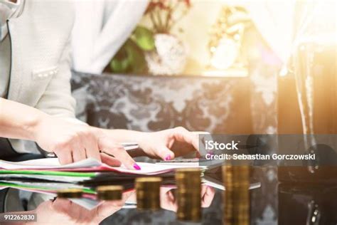 여자는 가정에서 작동 매출과 수익 사업 계획을 만듭니다 Championship에 대한 스톡 사진 및 기타 이미지 Championship 개념 경영자 Istock