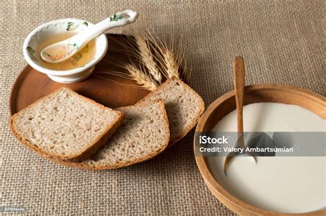 나무 접시에 호 밀 빵의 조각에서 옛 도자기 그릇 우유 사 우 어 크림 꿀 갈색에 대한 스톡 사진 및 기타 이미지 갈색 건강한 생활방식 곡초류 Istock