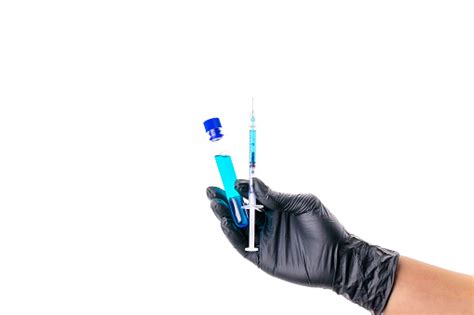 사출 의료 장갑에 의사 손 보호 독감 바이러스와 코로나 바이러스에 대한 테스트 튜브 또는 병을 개최 흰색에 고립 된 코비드 백신 간호사 또는 의사 액체 약물 또는 마약