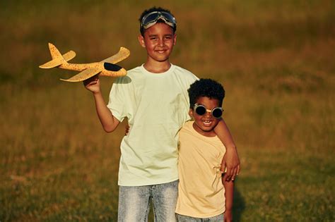 함께 여름 낮에 두 아프리카 계 미국인 아이들은 현장에서 재미를 2명에 대한 스톡 사진 및 기타 이미지 2명 4 5세 8 9 살 Istock