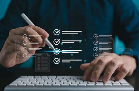 사업 성과 점검 노트북을 사용하는 사업가와 온라인 설문 조사 작성에 참여합니다 디지털 양식 설문 조사 의견 양식 평가 설문지