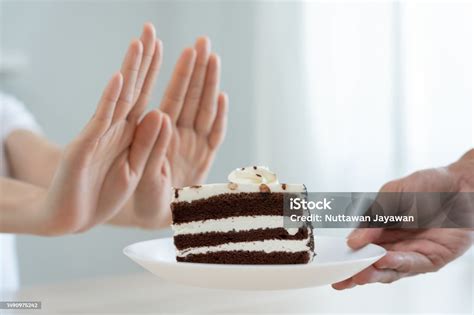 아름다움 슬림 여성의 몸은 초콜릿 케이크를 혼동합니다 식당의 여자는 건강한 삶을위한 체중 감량 목표를 달성하고 얇은 허리 영양사에 열광합니다 다이어트 몸매 가냘픈에 대한