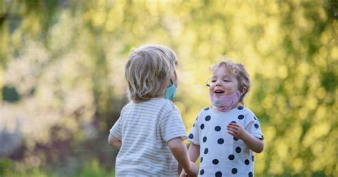 시골에서 야외에서 노는 얼굴 마스크를 쓴 어린 아이들 코로나바이러스 개념 사진 Unsplash의 슬로바키아 이미지