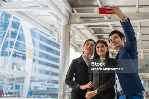 도시 텍스트 복사 공간에서에서 스마트폰으로 Selfie를 복용 하는 아시아 비즈니스 팀 Voip에 대한 스톡 사진 및 기타 이미지 Voip 기업 재무와 산업 남성