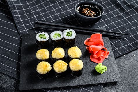 검은 돌에 다양한 종류의 초밥이 제공됩니다 검은 색 배경입니다 맨 위 보기 0명에 대한 스톡 사진 및 기타 이미지 0명 가다랑어 참치 간장 Istock