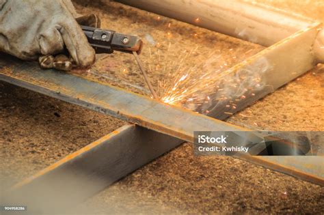 용접기 착용 보호 손 장갑 들고 전극 이며 용접 금속 및 스파크 용접은 제조 또는 재료 일반적으로 금속 또는 소성 조인 조각 과정입니다 강철에 대한 스톡 사진 및 기타