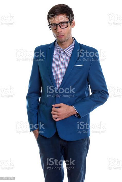 안경으로 자 켓을 들고 서 있는 젊은 잘생긴 사업가의 스튜디오 샷 30 34세에 대한 스톡 사진 및 기타 이미지 30 34세 30 39세 기업 재무와 산업 Istock