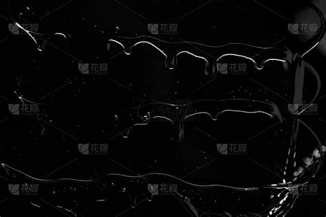 滴黑漆。抽象的黑色背景。在玻璃上涂胶或油。