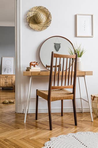 나무 책상 의자 Commode 거울 식물 포스터 프레임 마크라메 및 우아한 액세서리가있는 거실의 세련되고 디자인 된 홈 인테리어 세련된 홈 장식 템플릿 밝은 열린 공간 0