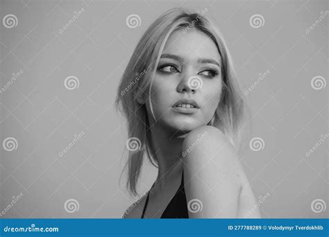 Rostro De Joven Y Elegante Bello Retrato Al Aire Libre De Chica De Moda Mujer Rubia Sensual