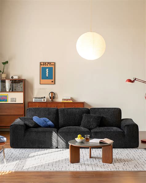 건강한 원목가구 예스우드 당신의 거실에 새로운 중심이 되어줄 고르도 모던 패브릭 소파 절제된 곡선과 깊이 있는 무드 그리고 디테일을 향한 정제된 시선으로 완성된