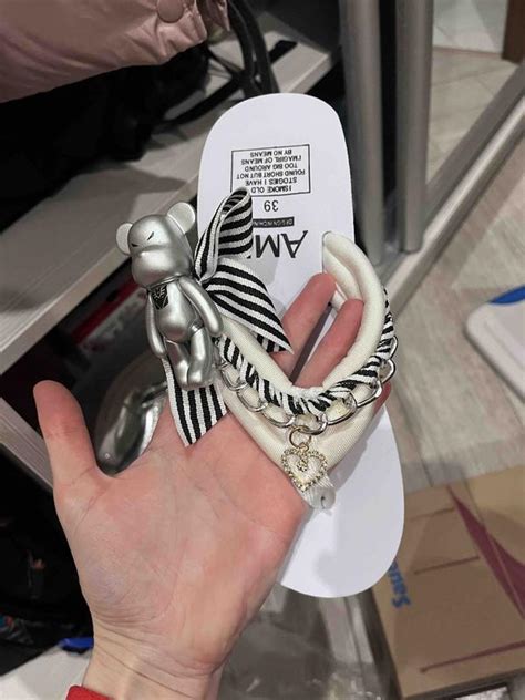 Надзвичайно стильні та цікаві шльопанці маломірять розмір 38 дуже зручні — цена 200 грн в