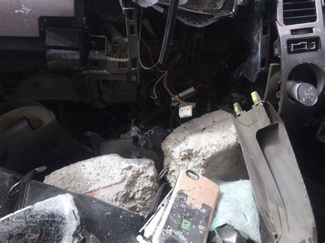 Замын хөдөлгөөнд оролцож байсан машин дээрээс барилгын материал унажээ