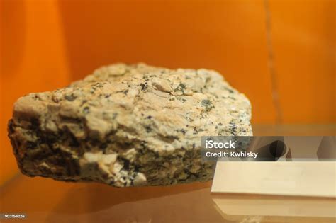 광업 및 산업 토사에서 화강암 돌 견본입니다 화강암은 Felsic 관입 화성암 세분화 되 고 짜임새에서 Phaneritic의 일반적인 유형입니다 0명에 대한 스톡 사진 및