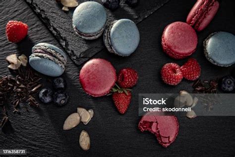 아몬드 마카론 블루베리와 딸기 쿠키 달콤한 페이스트리 와 딸기 스톡 사진 파란색에 대한 스톡 사진 및 기타 이미지 파란색 케이크 슬레이트 Istock