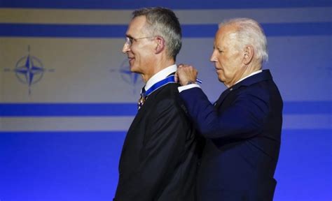 Столтенберг одликуван со Претседателски медал на слободата Независен Весник