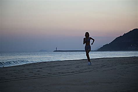 海边跑步头像 海边跑步壁纸 海边跑步 文秘苑图库