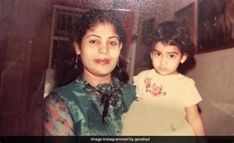 मम्मी की गोद में दिख रही यह बच्ची है टॉप एक्ट्रेस पूर्व मुख्यमंत्री की है बहू और पति भी है टॉप