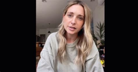 Madre Proh Be Que Sus Suegros Besen A Su Hija De A Os Me Deben Pedir Permiso