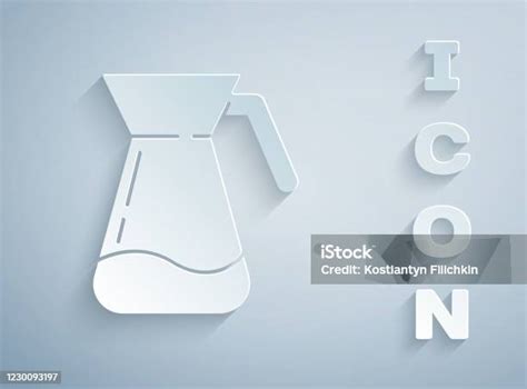 회색 배경에 격리 된 물 아이콘으로 종이 자르기 주전자 유리 물 주전자 식수와 유리 디켄터 종이 아트 스타일입니다 벡터 일러스트레이션 3차원 형태에 대한 스톡 벡터 아트 및