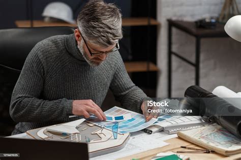 컬러 팔레트와 사무실에서 작업 3d 건축가 디자이너는 건설 프로젝트에 대한 새로운 아이디어를 검색 색상 견본을 사용하여 건물에 대한 색상을 선택합니다 직장에서 잘 생긴 수염