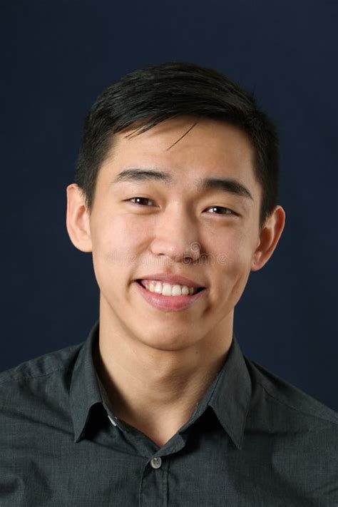 Erfreuter Junger Asiatischer Mann Der Kamera Betrachtet Stockbild