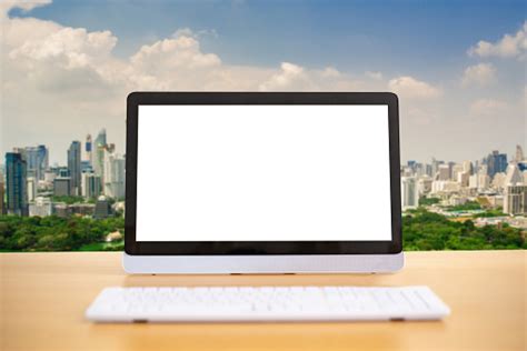 작업 영역 및 빈 화면 데스크톱 컴퓨터입니다 Mockup 데스크톱 컴퓨터 공원 도시 배경에 홈 오피스 텍스트에 대한 복사 공간 0명에 대한 스톡 사진 및 기타 이미지