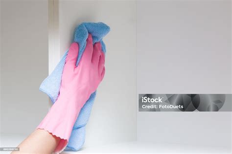 직원 마이크로 섬유 피복 부엌에는 찬을 닦는 고무 보호 장갑에 손을 이른 봄 또는 일반 정리입니다 상업적인 청소 회사 개념입니다 가구에 대한 스톡 사진 및 기타 이미지