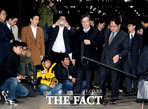 [tf포토] 굳게 닫힌 입…권오준 포스코 회장 검찰 출두 포토 기사 더팩트