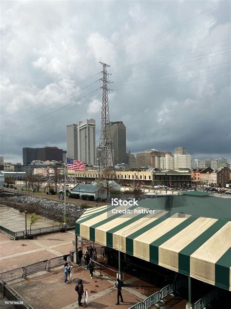 뉴올리언스의 프렌치 쿼터 루이지애나 미국 뒤에 스카이라인 거리에 대한 스톡 사진 및 기타 이미지 거리 건물 외관 건물 정면 Istock