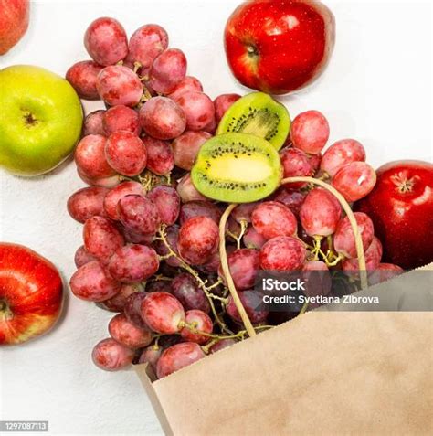 포도 키위 녹색 사과 흰색 배경에 종이 가방에 빨간 사과의 무리 0명에 대한 스톡 사진 및 기타 이미지 0명 가방 가을 Istock