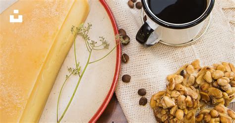 테이블에 커피와 치즈 반으로 채워진 머그잔 근처의 빨간색과 검은색 주전자 사진 Unsplash의 무료 미나스 제라이스주 이미지