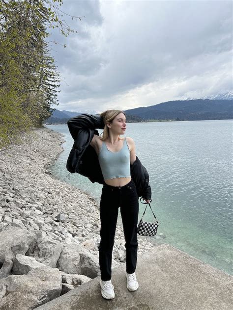 Braless Girls 35 Pics
