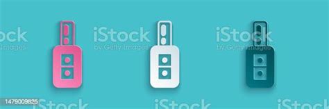 파란색 배경에 격리된 원격 아이콘이 있는 종이 컷 자동차 키 자동차 키 및 경보 시스템 종이 아트 스타일 벡터 3차원 형태에 대한 스톡 벡터 아트 및 기타 이미지 Istock