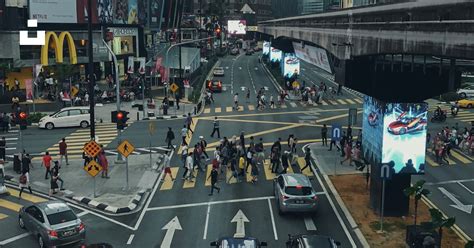 낮 동안 흰색과 회색 하늘 아래 도로에서 건물과 다른 차량 근처의 길을 걷는 사람들 사진 Unsplash의 무료 자동차 이미지