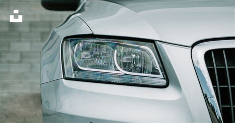 벽돌 벽 앞에 주차된 흰색 차 사진 Unsplash의 무료 회색 이미지