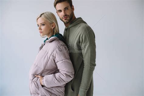 时髦的金发女孩和秋天穿着灰色高清图片下载 正版图片504368609 摄图网