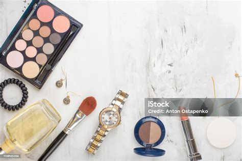 텍스트에 대 한 복사 공간을 가진 흰색 대리석 배경에 전문 화장품 메이크업 도구 및 액세서리의 집합입니다 아름다움 패션의 개념입니다 프레임의 평면 구성 평면도 플랫 레이 0