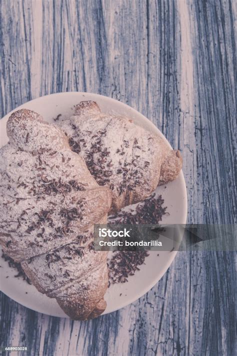 설탕 가루와 색 나무 배경에 흰색 접시에 초콜릿 크루아상 최고의 볼 수 있습니다 공간에 복사 합니다 0명에 대한 스톡 사진 및 기타 이미지 Istock