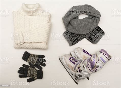 아름다움 옷 배치와 모자 장갑 스웨터 스카프 및 평면 위치 최고 보기를 스케이트 Youth Organization에 대한 스톡 사진 및 기타 이미지 Youth