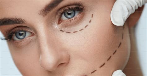 페이셜 뷰티 트리트먼트 매끄러운 피부 완벽한 메이크업 및 수술 라인을 가진 아름다운 젊은 여성 성형 수술 전에 여성의