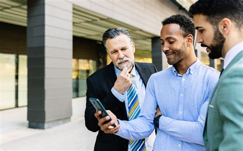 도시 거리에서 스마트 폰을 사용하는 성공적인 사업가 그룹 소셜 네트워킹에 대한 스톡 사진 및 기타 이미지 소셜 네트워킹 3 명 Brand Name Smart