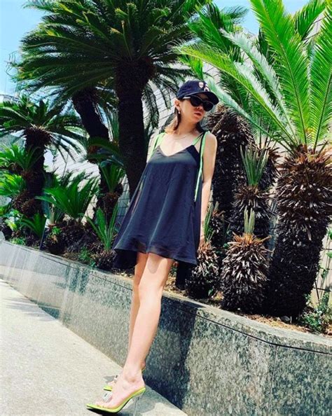 「どこの常夏空間やねん」浜崎あゆみ、自宅庭のヤシの木バックにミニワンピで美脚披露 E Talentbank Coltd
